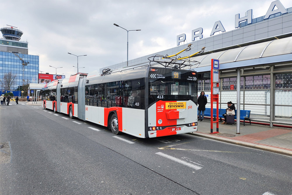В аэропорт Прага запустили сверхдлинные троллейбусы